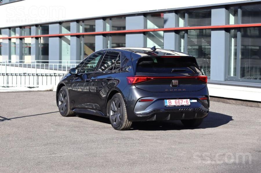 Черный Cupra Born 2022 в Рига, объемом двигателя 0.00 л и пробегом 4 тыс. км за 29480 €, фото 5 на AUTOMOTO.COM.LV
