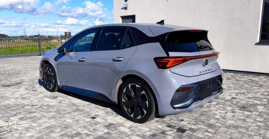Серый Cupra Born 2024 в Алитус, объемом двигателя 0.00 л и пробегом 33 тыс. км за 16850 €, фото 1 на AUTOMOTO.COM.LV