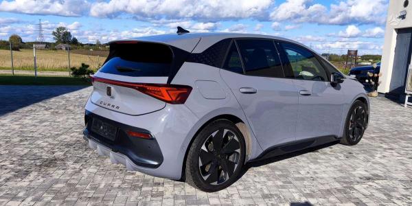 Pelēks Cupra Born 2024 Alīta, ar dzinēja tilpumu 0.00 L un nobraukumu 33 tūkst. km par 16850 €, foto 4 vietnē AUTOMOTO.COM.LV