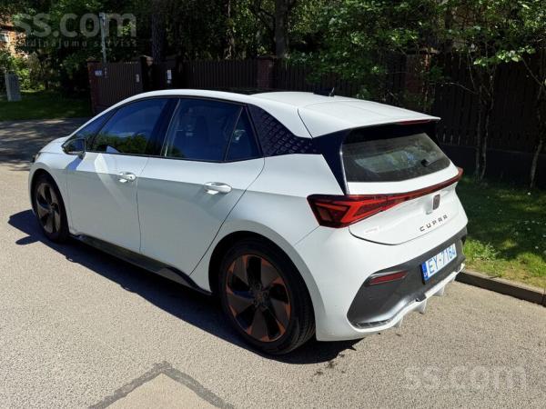 Белый Cupra Born 2022 в Рига, объемом двигателя 0.00 л и пробегом 39 тыс. км за 23700 €, фото 3 на AUTOMOTO.COM.LV