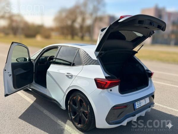 Белый Cupra Born 2022 в Рига, объемом двигателя 0.00 л и пробегом 99 тыс. км за 26900 €, фото 5 на AUTOMOTO.COM.LV