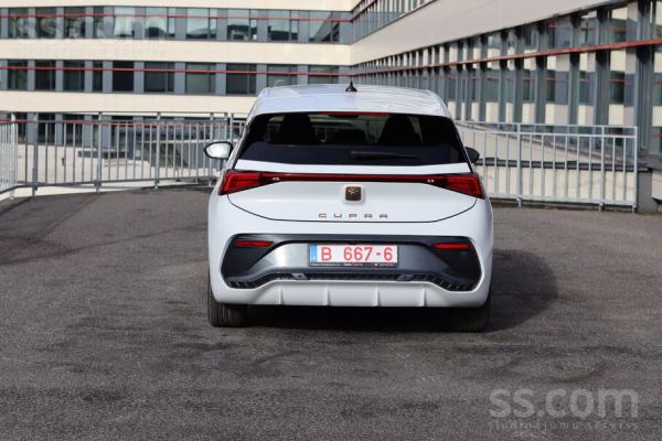 Белый Cupra Born 2024 в Рига, объемом двигателя 0.00 л и пробегом 13 тыс. км за 28800 €, фото 5 на AUTOMOTO.COM.LV