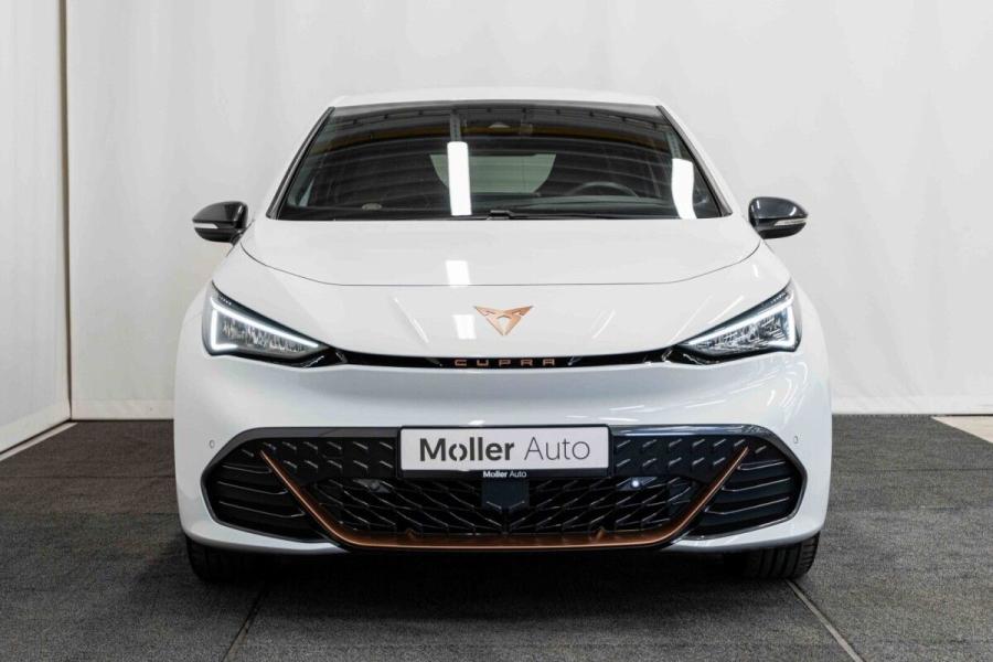 Белый Cupra Born 2022 в Таллин, объемом двигателя 0.10 л и пробегом 60 тыс. км за 27900 €, фото 3 на AUTOMOTO.COM.LV