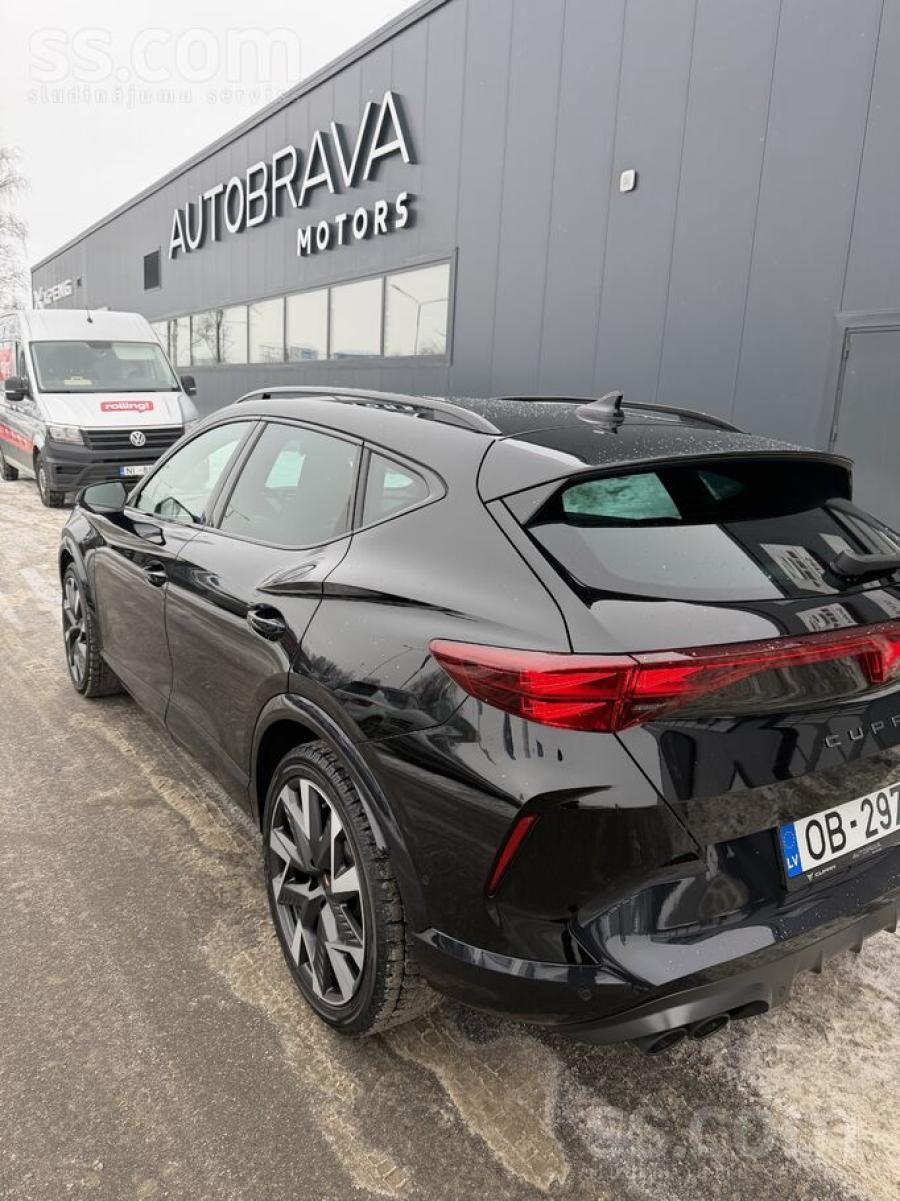 Melns Cupra Formentor 2025 Rīga, ar dzinēja tilpumu 2.00 L un nobraukumu 8 tūkst. km par 38000 €, foto 4 vietnē AUTOMOTO.COM.LV