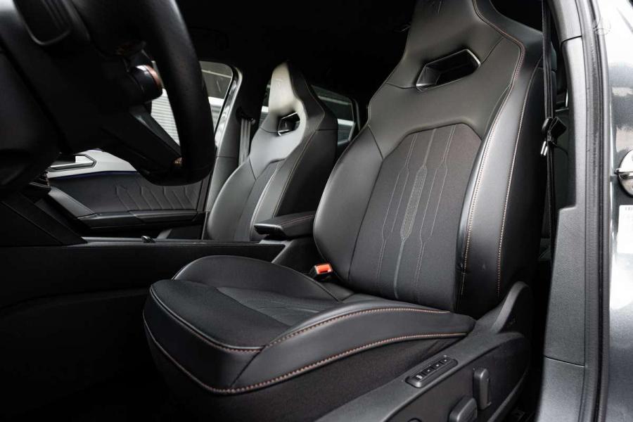 Black Cupra Formentor 2022 in Vilnius, with an engine capacity of 1.40 L and mileage of 50 thousand km for 24900 €, photo 5 on AUTOMOTO.COM.LV