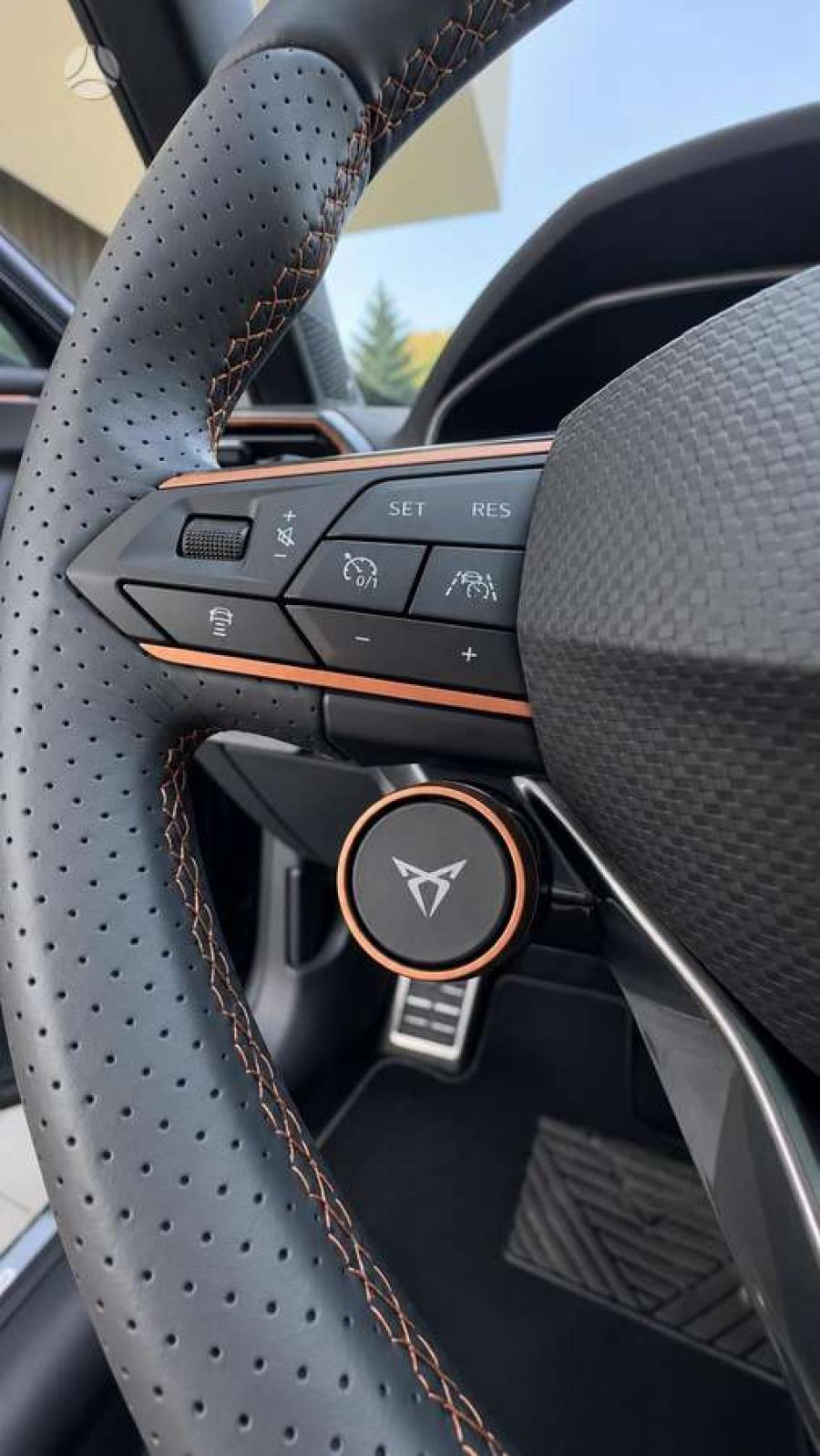 Black Cupra Formentor 2022 in Vilnius, with an engine capacity of 1.98 L and mileage of 132 thousand km for 26500 €, photo 13 on AUTOMOTO.COM.LV