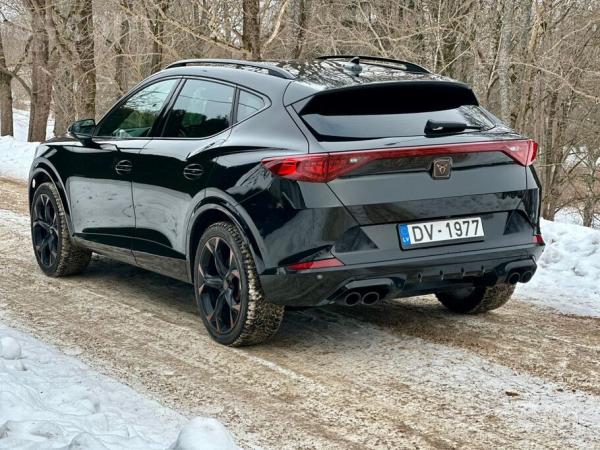 Черный Cupra Formentor 2024 в Рига, объемом двигателя 2.00 л и пробегом 45 тыс. км за 30200 €, фото 4 на AUTOMOTO.COM.LV