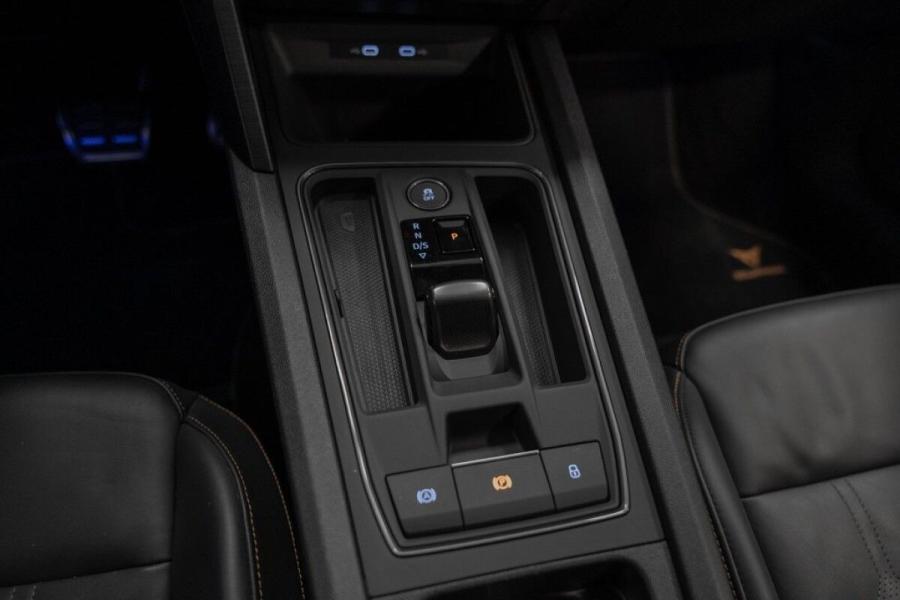 Black Cupra Formentor 2024 in Vilnius, with an engine capacity of 1.40 L and mileage of 61 thousand km for 28950 €, photo 14 on AUTOMOTO.COM.LV