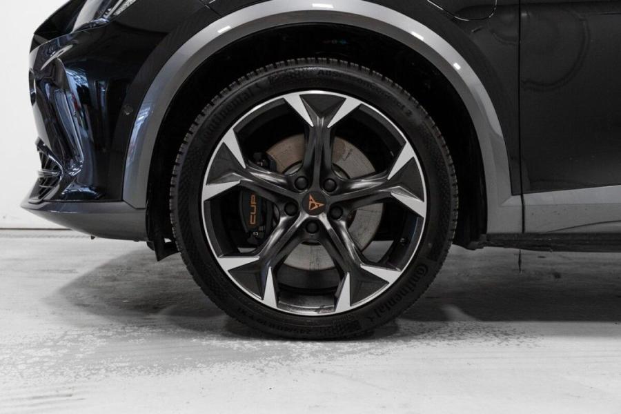 Black Cupra Formentor 2024 in Vilnius, with an engine capacity of 1.40 L and mileage of 61 thousand km for 28950 €, photo 28 on AUTOMOTO.COM.LV