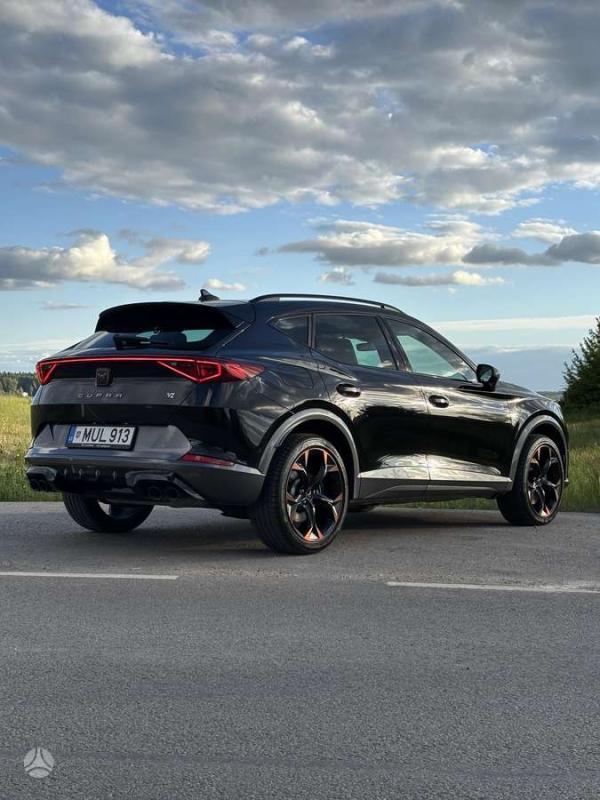 Melns Cupra Formentor 2024 Viļņa, ar dzinēja tilpumu 1.98 L un nobraukumu 32 tūkst. km par 33000 €, foto 3 vietnē AUTOMOTO.COM.LV