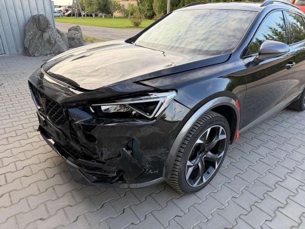 Black Cupra Formentor 2024 in Vilkaviskis, with an engine capacity of 1.98 L and mileage of 15 thousand km for 18000 €, photo 3 on AUTOMOTO.COM.LV