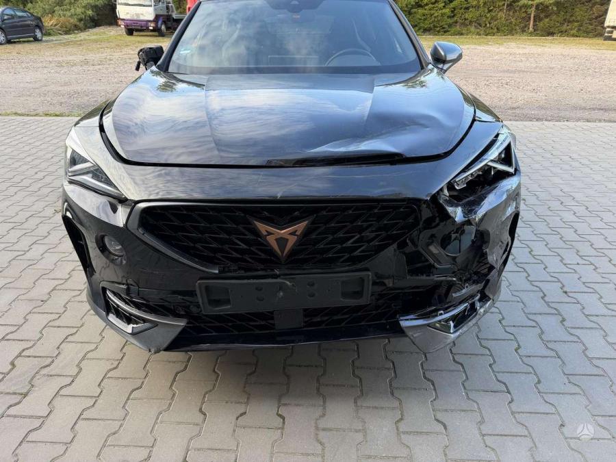 Black Cupra Formentor 2024 in Vilkaviskis, with an engine capacity of 1.98 L and mileage of 15 thousand km for 18000 €, photo 4 on AUTOMOTO.COM.LV