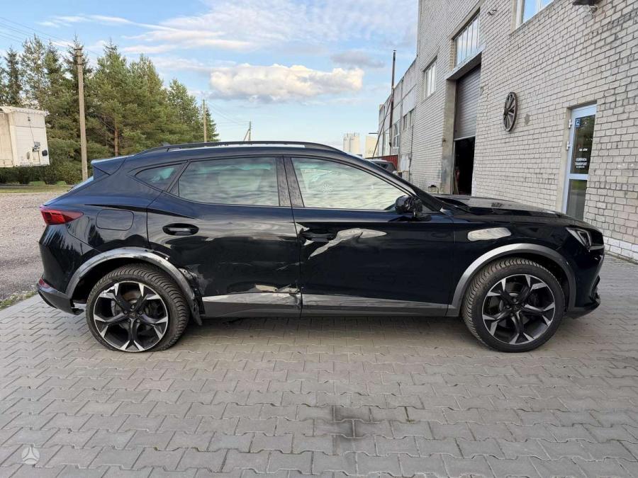 Black Cupra Formentor 2024 in Vilkaviskis, with an engine capacity of 1.98 L and mileage of 15 thousand km for 18000 €, photo 6 on AUTOMOTO.COM.LV