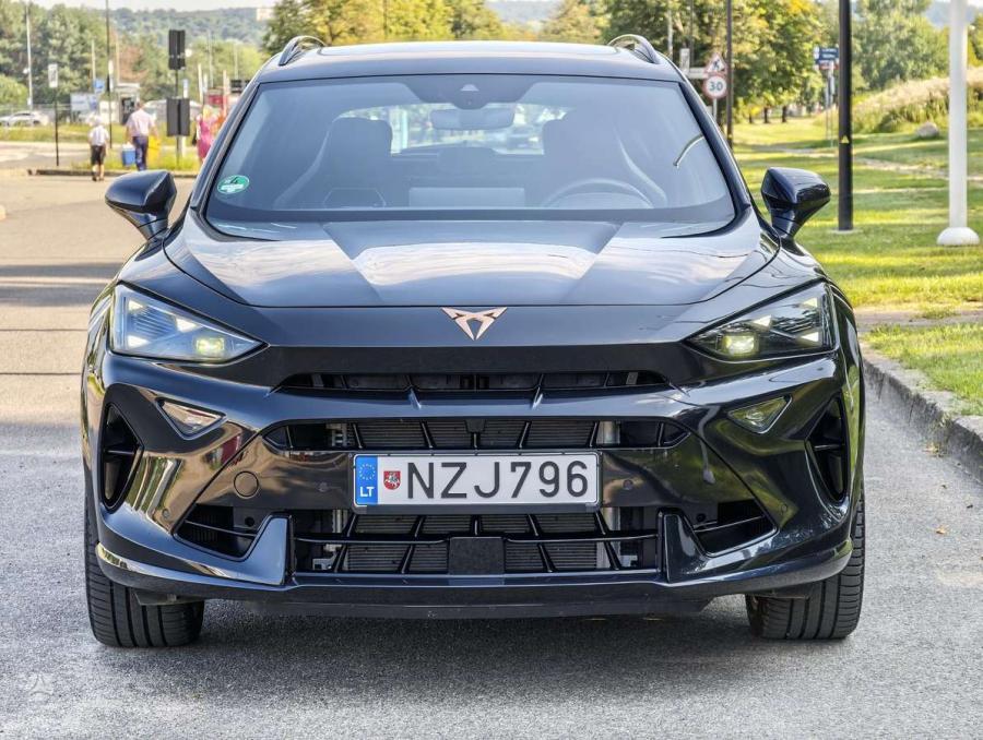 Melns Cupra Formentor 2025 Viļņa, ar dzinēja tilpumu 1.98 L un nobraukumu 4 tūkst. km par 37000 €, foto 3 vietnē AUTOMOTO.COM.LV