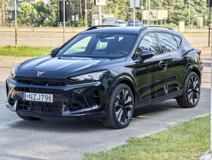 Melns Cupra Formentor 2025 Viļņa, ar dzinēja tilpumu 1.98 L un nobraukumu 4 tūkst. km par 37000 €, foto 5 vietnē AUTOMOTO.COM.LV