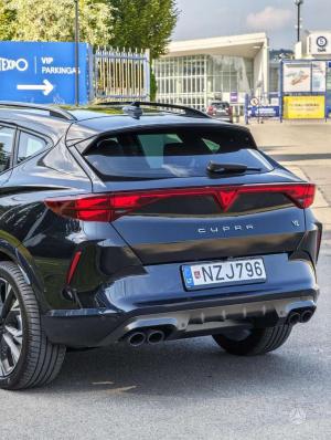 Melns Cupra Formentor 2025 Viļņa, ar dzinēja tilpumu 1.98 L un nobraukumu 4 tūkst. km par 37000 €, foto 7 vietnē AUTOMOTO.COM.LV