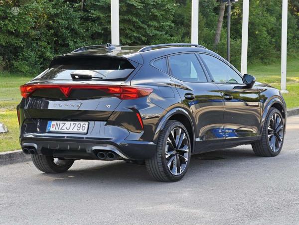 Melns Cupra Formentor 2025 Viļņa, ar dzinēja tilpumu 1.98 L un nobraukumu 4 tūkst. km par 37000 €, foto 7 vietnē AUTOMOTO.COM.LV