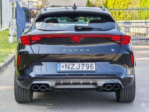 Melns Cupra Formentor 2025 Viļņa, ar dzinēja tilpumu 1.98 L un nobraukumu 4 tūkst. km par 37000 €, foto 9 vietnē AUTOMOTO.COM.LV