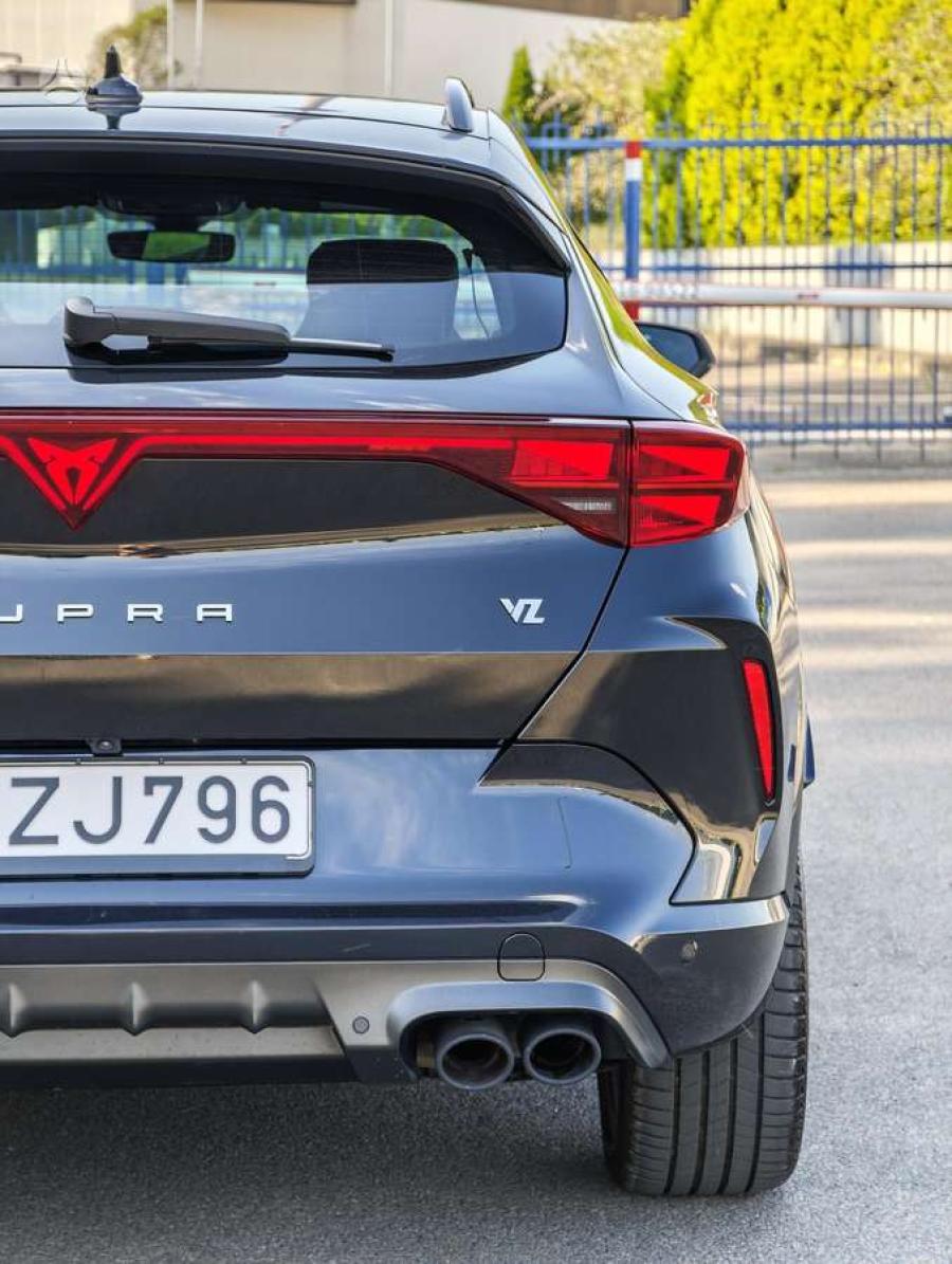 Melns Cupra Formentor 2025 Viļņa, ar dzinēja tilpumu 1.98 L un nobraukumu 4 tūkst. km par 37000 €, foto 10 vietnē AUTOMOTO.COM.LV