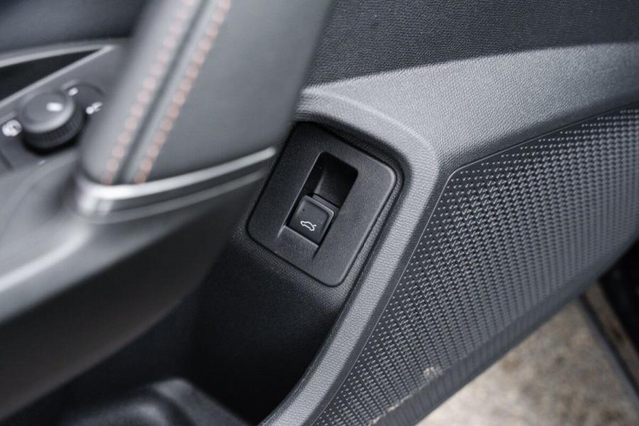 Black Cupra Formentor 2025 in Riga, with an engine capacity of 1.50 L and mileage of 51 thousand km for 29500 €, photo 9 on AUTOMOTO.COM.LV