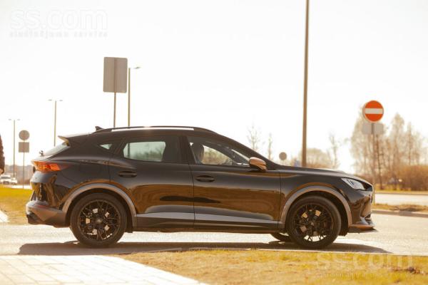 Black Cupra Formentor 2023 in Ogre, with an engine capacity of 2.00 L and mileage of 62 thousand km for 27999 €, photo 8 on AUTOMOTO.COM.LV