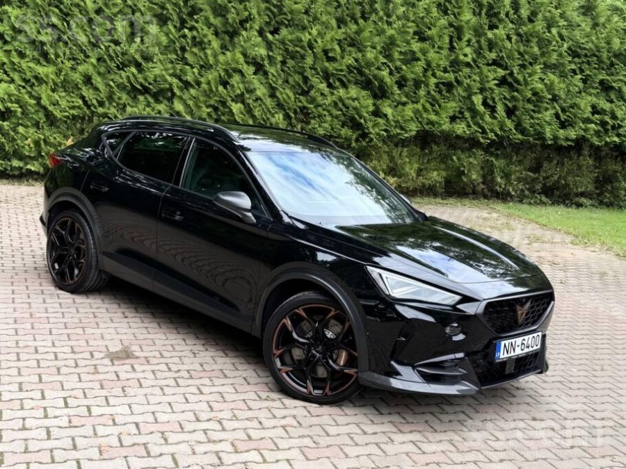 Черный Cupra Formentor 2023 в Цесис, объемом двигателя 2.50 л и пробегом 26 тыс. км за 42000 €, фото 1 на AUTOMOTO.COM.LV