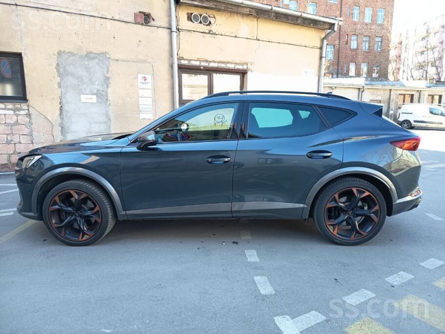 Pelēks Cupra Formentor 2023 Rīga, ar dzinēja tilpumu 2.00 L un nobraukumu 27 tūkst. km par 30000 €, foto 16 vietnē AUTOMOTO.COM.LV