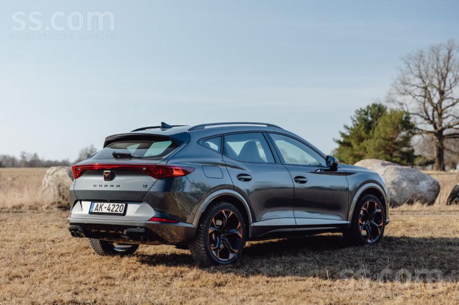 Серый Cupra Formentor 2023 в Цесис, объемом двигателя 2.00 л и пробегом 40 тыс. км за 29500 €, фото 4 на AUTOMOTO.COM.LV