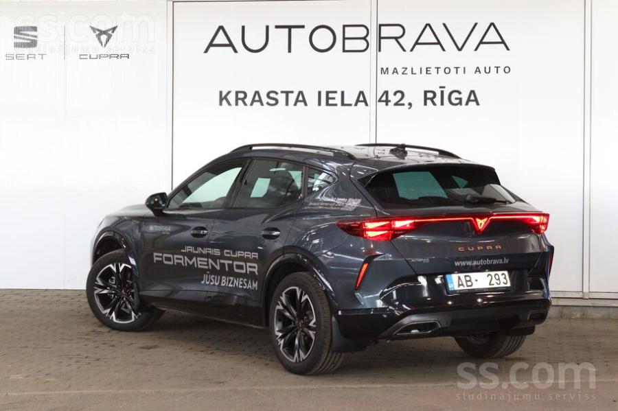 Pelēks Cupra Formentor 2024 Rīga, ar dzinēja tilpumu 1.50 L un nobraukumu 11 tūkst. km par 29990 €, foto 8 vietnē AUTOMOTO.COM.LV