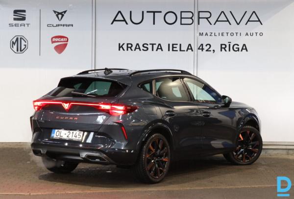 Pelēks Cupra Formentor 2024 Rīga, ar dzinēja tilpumu 1.50 L un nobraukumu 15 tūkst. km par 29990 €, foto 2 vietnē AUTOMOTO.COM.LV