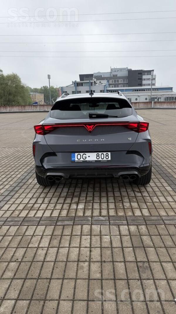 Серый Cupra Formentor 2024 в Рига, объемом двигателя 2.00 л и пробегом 20 тыс. км за 35000 €, фото 4 на AUTOMOTO.COM.LV