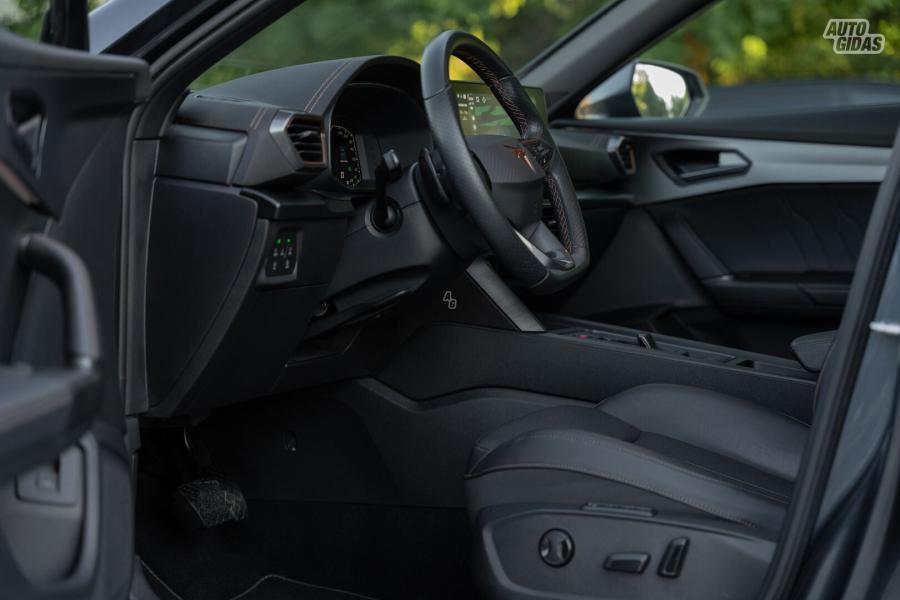 Pelēks Cupra Formentor 2024 Viļņa, ar dzinēja tilpumu 1.50 L un nobraukumu 37 tūkst. km par 24300 €, foto 24 vietnē AUTOMOTO.COM.LV
