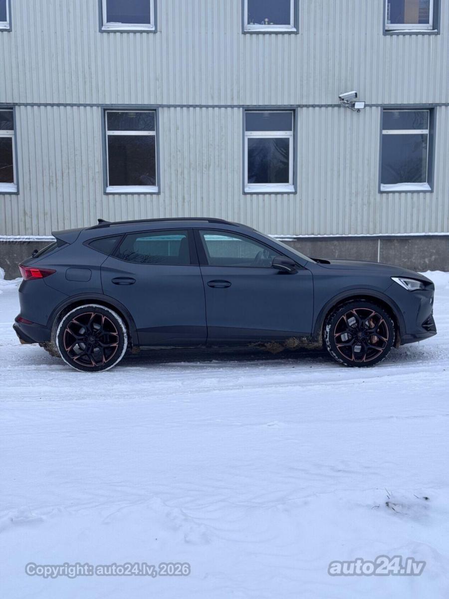 Pelēks Cupra Formentor 2023 Tallina, ar dzinēja tilpumu 2.50 L un nobraukumu 17 tūkst. km par 45000 €, foto 6 vietnē AUTOMOTO.COM.LV