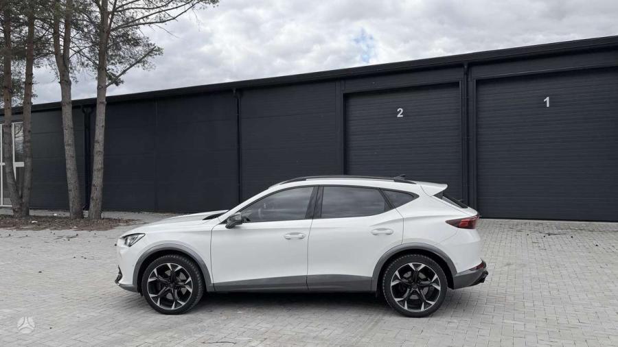 White Cupra Formentor 2022 in Kaunas, with an engine capacity of 1.98 L and mileage of 54 thousand km for 29800 €, photo 5 on AUTOMOTO.COM.LV