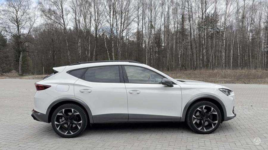 White Cupra Formentor 2022 in Kaunas, with an engine capacity of 1.98 L and mileage of 54 thousand km for 29800 €, photo 8 on AUTOMOTO.COM.LV