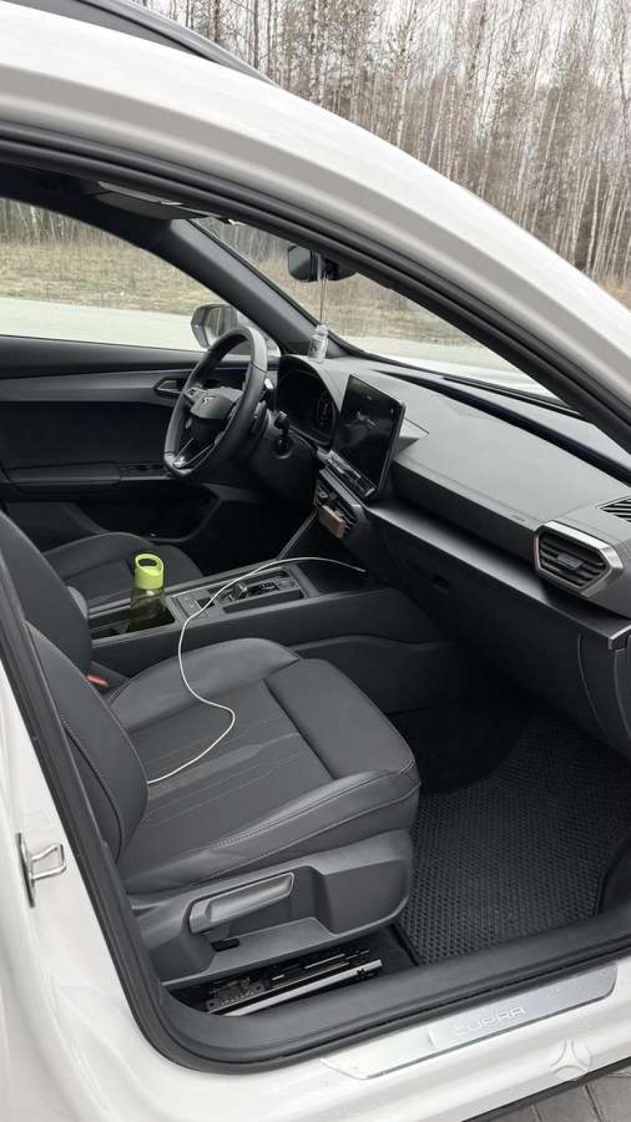 White Cupra Formentor 2022 in Kaunas, with an engine capacity of 1.98 L and mileage of 54 thousand km for 29800 €, photo 18 on AUTOMOTO.COM.LV