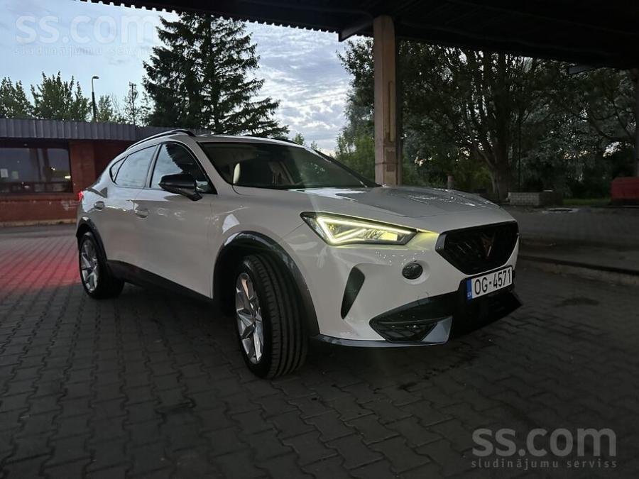 Белый Cupra Formentor 2023 в Рига, объемом двигателя 1.40 л и пробегом 63 тыс. км за 25000 €, фото 3 на AUTOMOTO.COM.LV