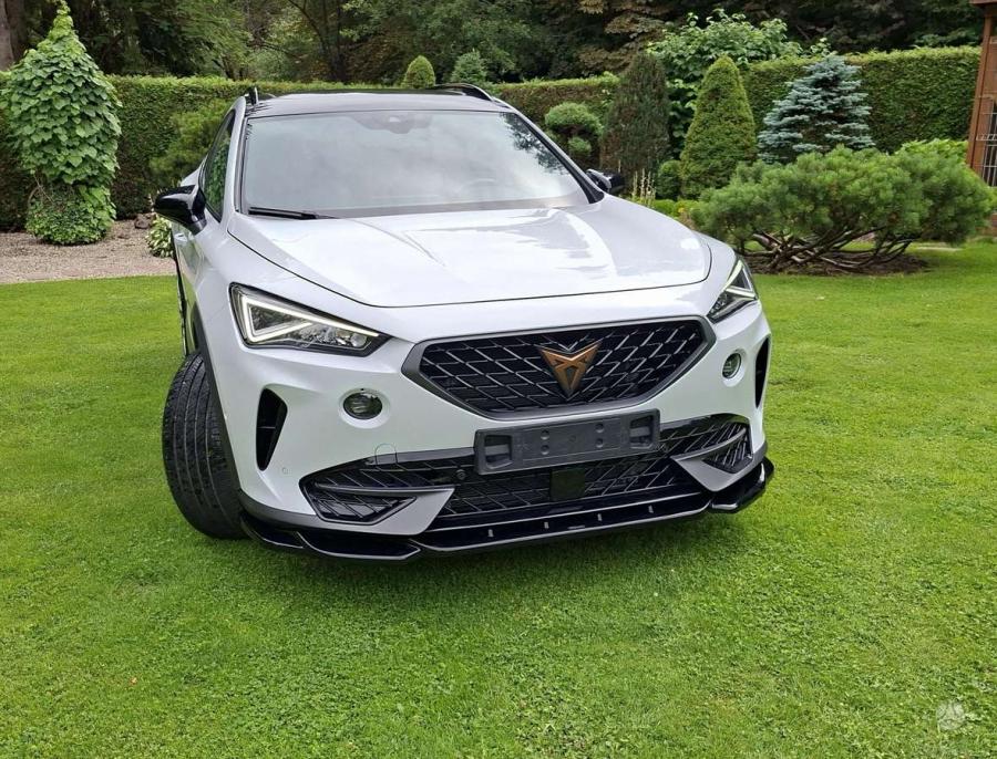 White Cupra Formentor 2023 in Siauliai, with an engine capacity of 1.97 L and mileage of 52 thousand km for 23750 €, photo 3 on AUTOMOTO.COM.LV
