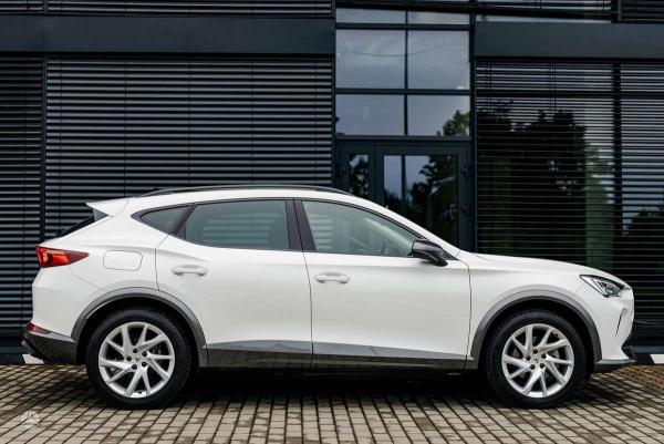 White Cupra Formentor 2023 in Plunge, with an engine capacity of 1.40 L and mileage of 18 thousand km for 22900 €, photo 6 on AUTOMOTO.COM.LV