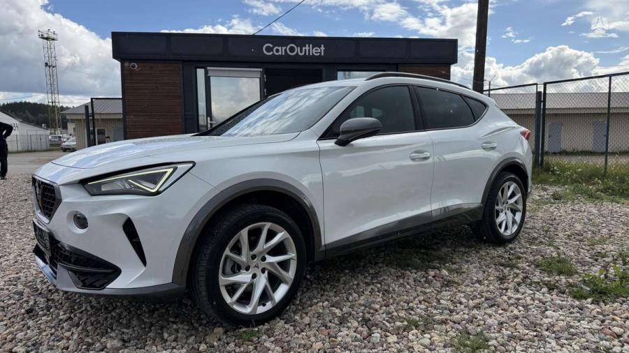 White Cupra Formentor 2023 in Vilnius, with an engine capacity of 1.50 L and mileage of 107 thousand km for 18634 €, photo 3 on AUTOMOTO.COM.LV
