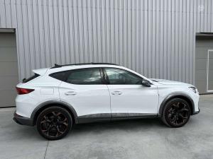 White Cupra Formentor 2024 in Kaunas, with an engine capacity of 1.40 L and mileage of 52 thousand km for 21300 €, photo 3 on AUTOMOTO.COM.LV