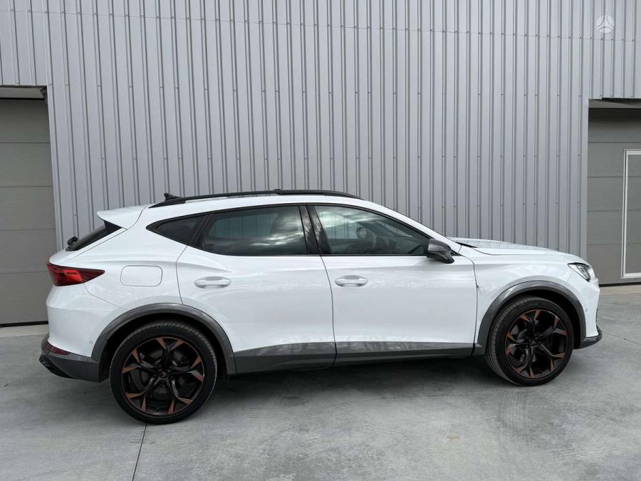 White Cupra Formentor 2024 in Kaunas, with an engine capacity of 1.40 L and mileage of 52 thousand km for 21300 €, photo 3 on AUTOMOTO.COM.LV