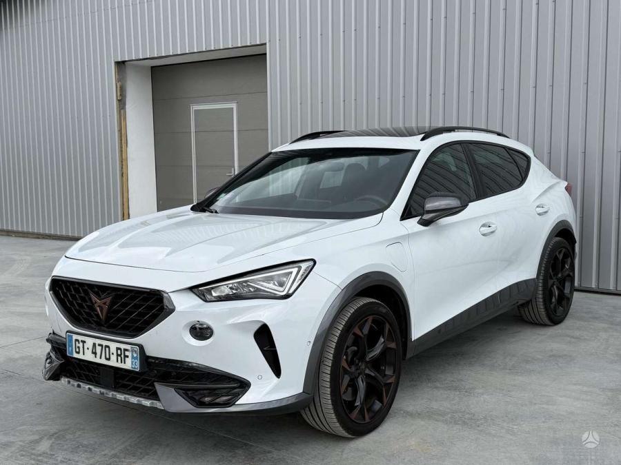 White Cupra Formentor 2024 in Kaunas, with an engine capacity of 1.40 L and mileage of 52 thousand km for 21300 €, photo 8 on AUTOMOTO.COM.LV