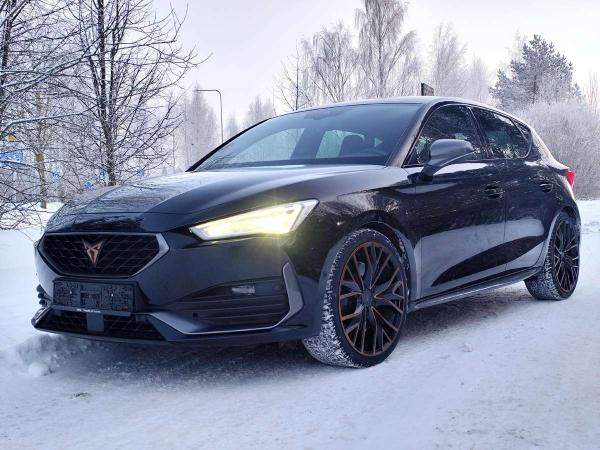 Черный Cupra Leon 2022 в Паневежис, объемом двигателя 1.98 л и пробегом 47 тыс. км за 25600 €, фото 1 на AUTOMOTO.COM.LV