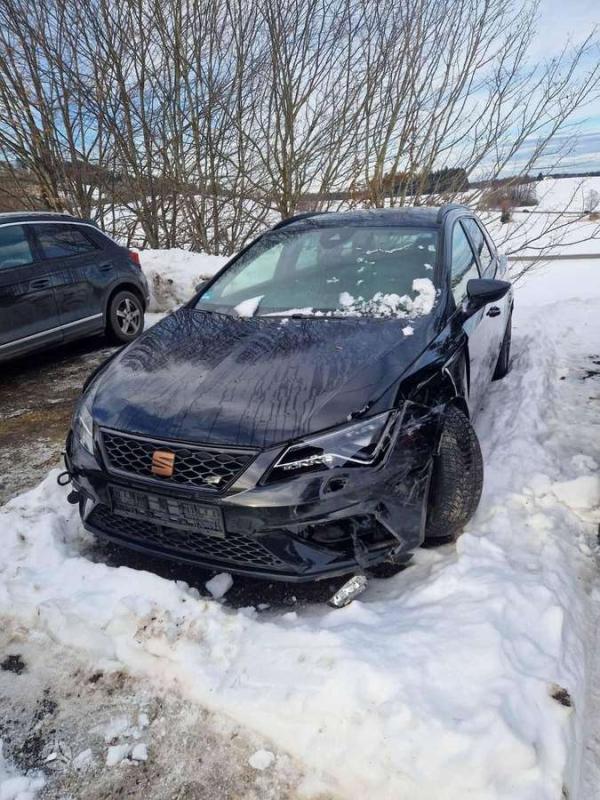 Black Cupra Leon 2020 in Taurage, with an engine capacity of 2.00 L and mileage of 80 thousand km for 13200 €, photo 4 on AUTOMOTO.COM.LV