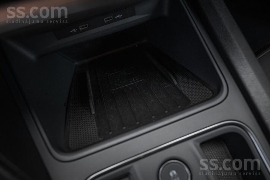 Black Cupra Leon 2022 in Jelgava, with an engine capacity of 1.40 L and mileage of 0 thousand km for 21000 €, photo 23 on AUTOMOTO.COM.LV