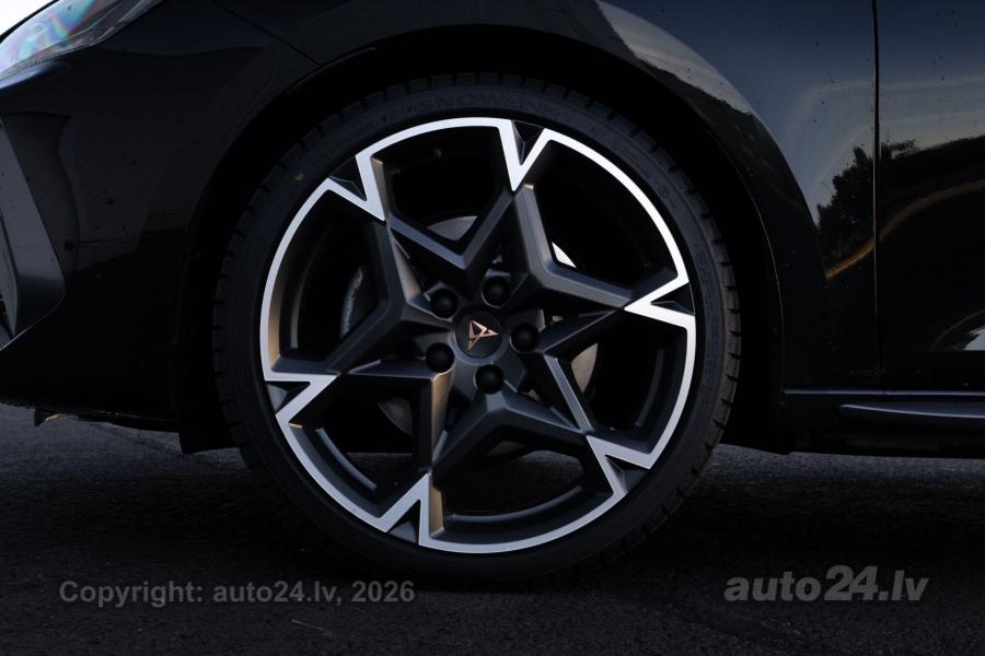 Черный Cupra Leon 2024 в Таллин, объемом двигателя 1.50 л и пробегом 51 тыс. км за 31499 €, фото 13 на AUTOMOTO.COM.LV
