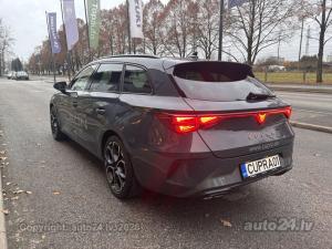 Zils Cupra Leon 2025 Tartu, ar dzinēja tilpumu 1.50 L un nobraukumu 2 tūkst. km par 34990 €, foto 3 vietnē AUTOMOTO.COM.LV