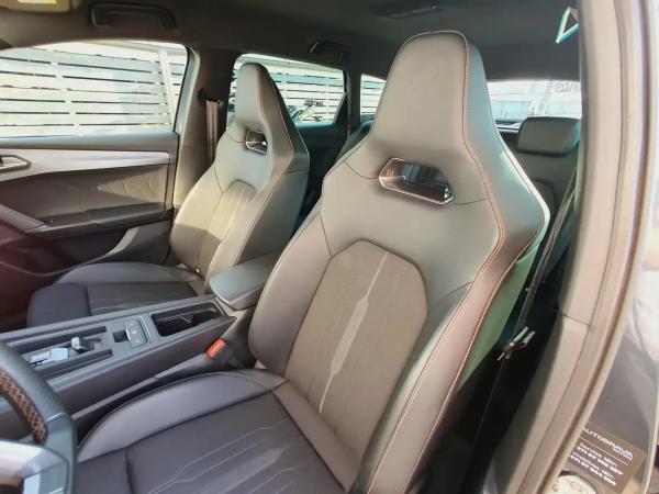 Pelēks Cupra Leon 2023 Tukums, ar dzinēja tilpumu 2.00 L un nobraukumu 42 tūkst. km par 27900 €, foto 8 vietnē AUTOMOTO.COM.LV
