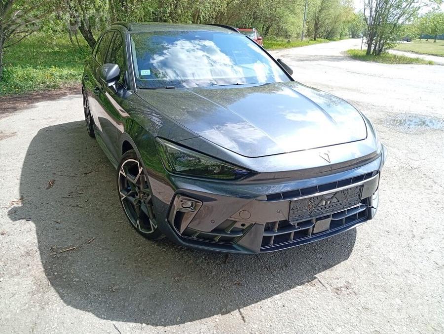 Grey Cupra Leon 2024 in Riga, with an engine capacity of 1.50 L and mileage of 46 thousand km for 27000 €, photo 1 on AUTOMOTO.COM.LV